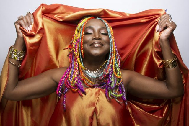 ¡EXCLUSIVA MUNDIAL! Lucrecia estrena en Radiolé 'Mi gente' Remix con ...
