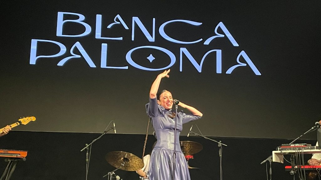 Blanca Paloma se corta la trenza y presenta su primer álbum en el ...
